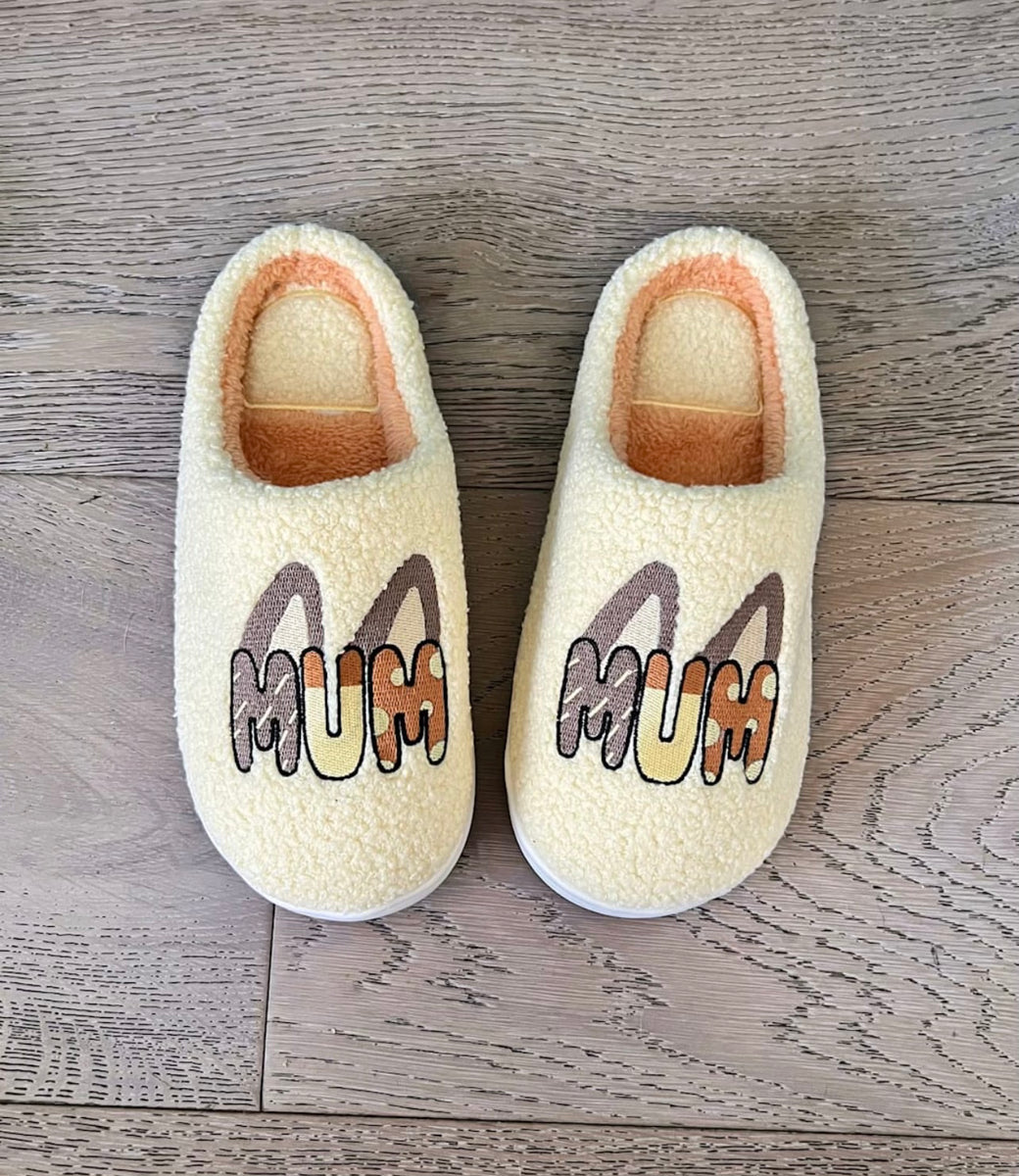 "MUM" Cozy Slippers – The Mum Crew